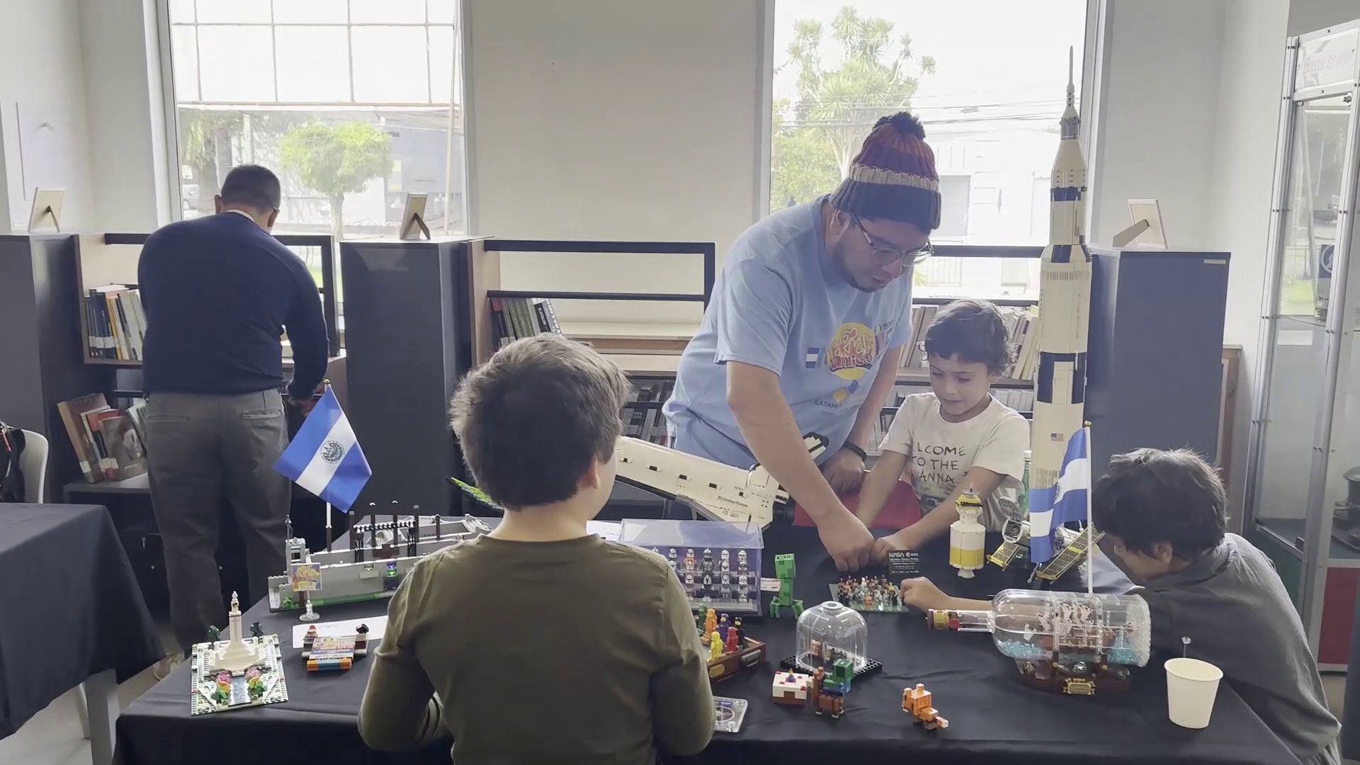 Salvadoreños participan en exposición de LEGO en Chile - Canal 12 de El ...