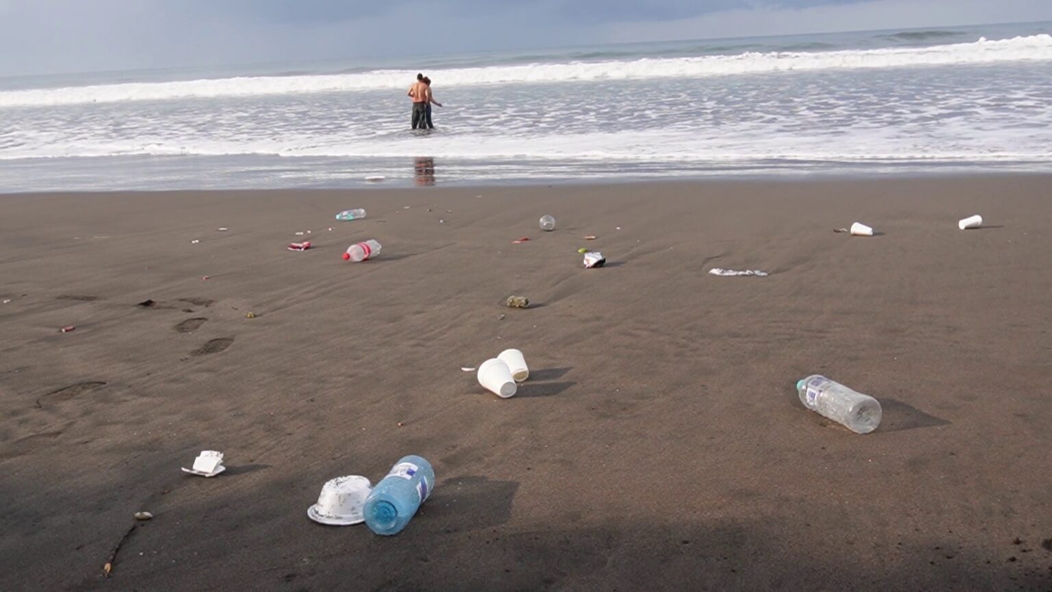 Acumulación de basura en las playas tras vacaciones - Canal 12 de El ...