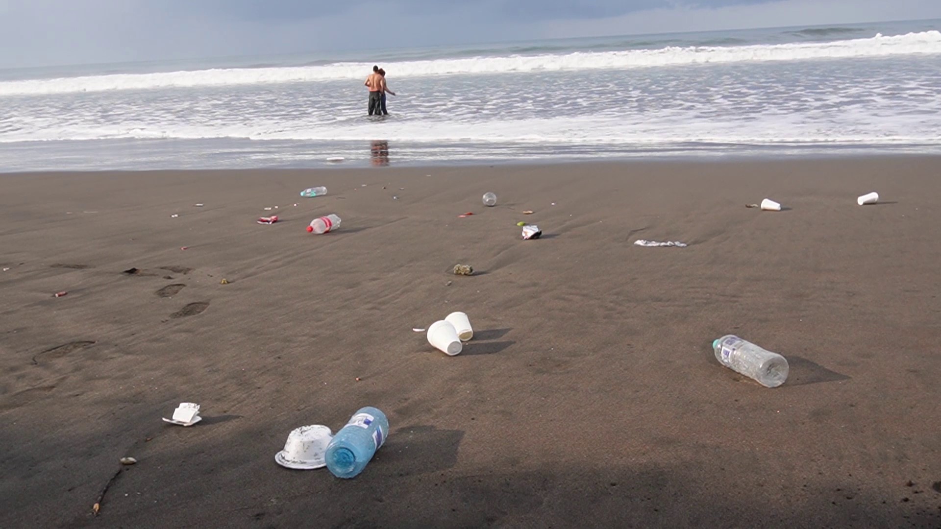 Acumulación de basura en las playas tras vacaciones - Canal 12 de El ...